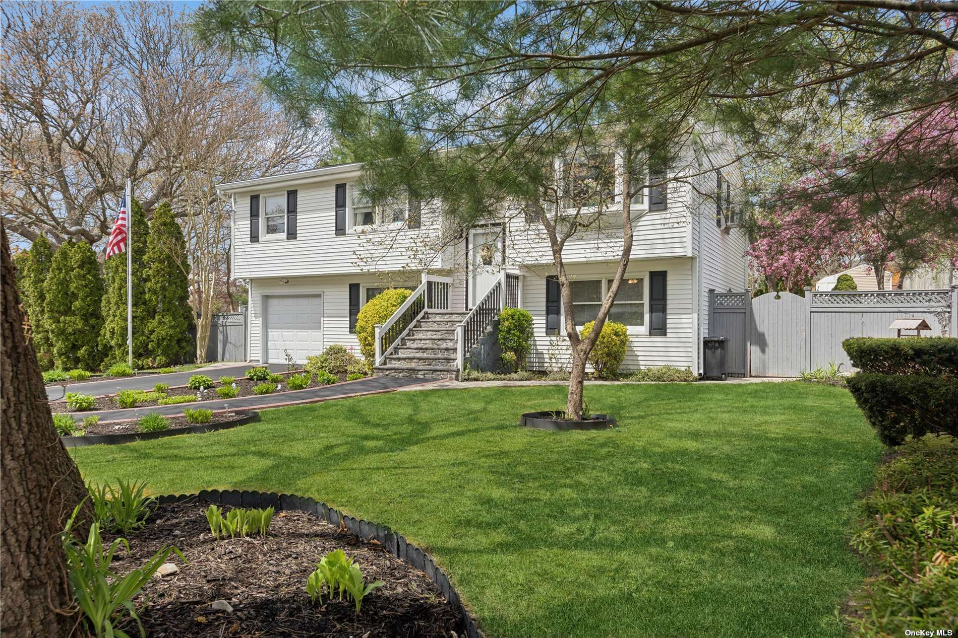 35 Fran Ln, Brookhaven, NY 11720