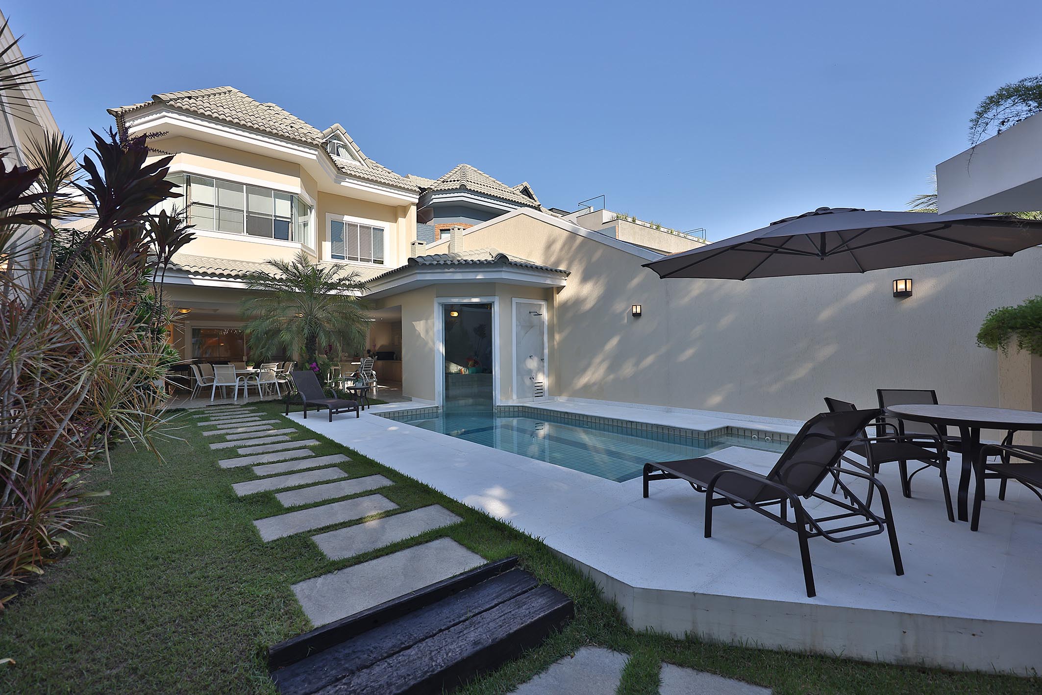 Beautiful house in gated community with security and leisure area, Rio ...